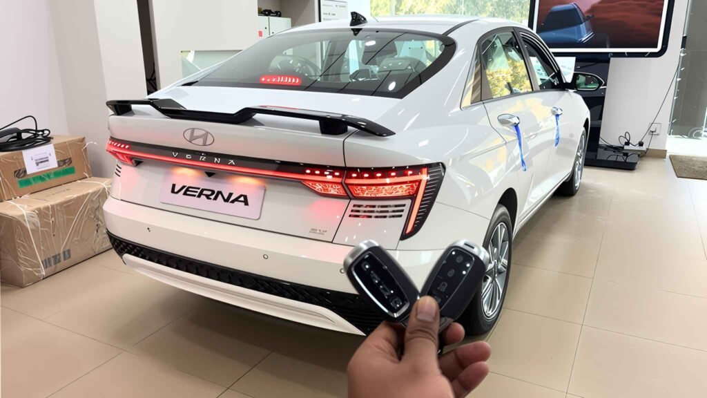 Hyundai Verna 2025: Stunning Design, 33 kmpl Mileage & ₹1 Lakh Down ...